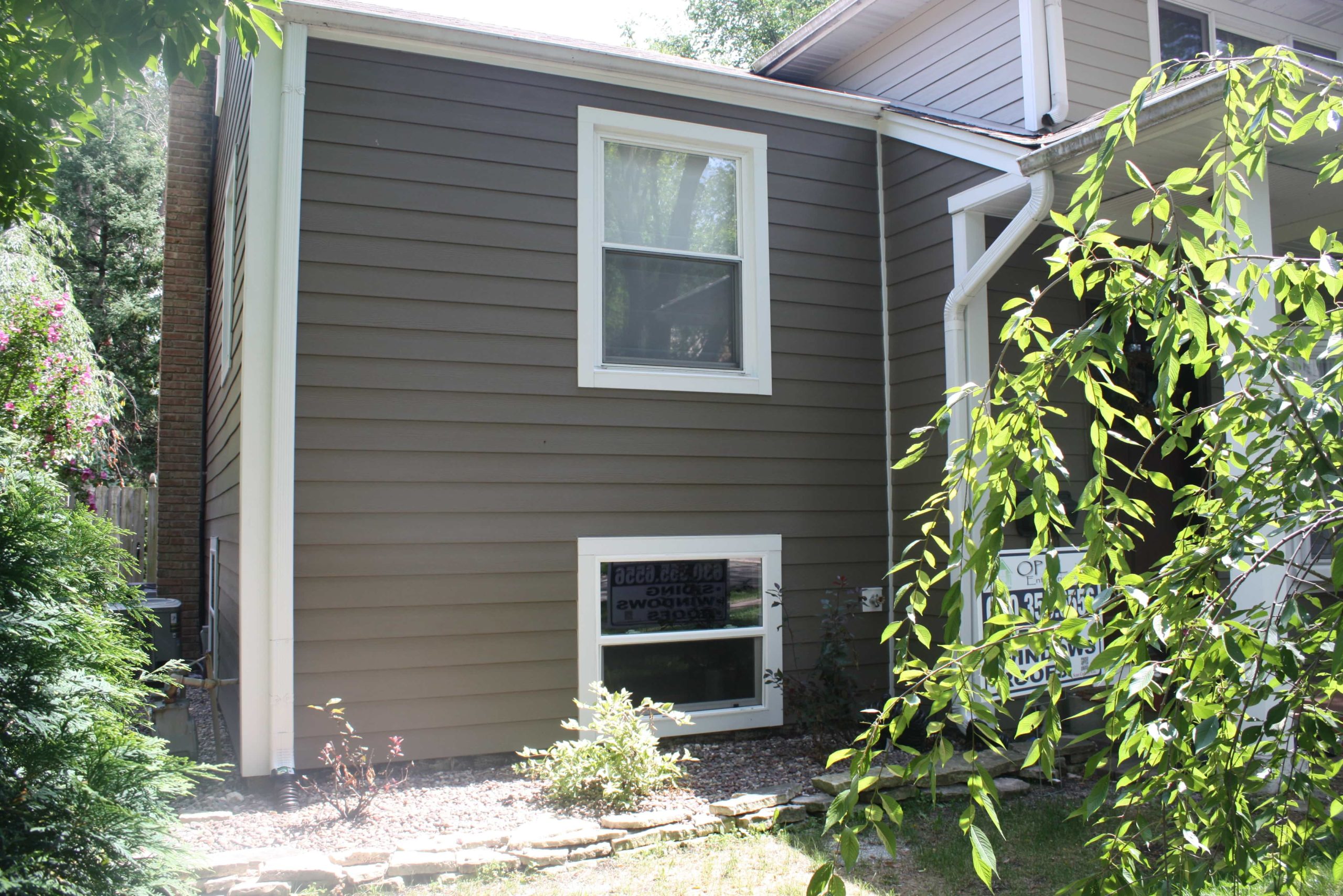 James Hardie Plank Timber bark & Monterey Taupe with Arctic White Trim ...